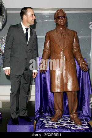 Statue de chocolat Sir Elton John au musée Madame Tussaud de Londres ...