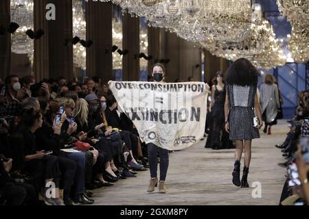 Un modèle des défilés sur les podiums lors d'un défilé de lingerie ...