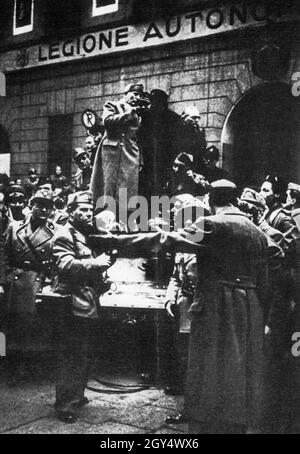 Politique - dictateur fasciste Benito Mussolini's coffin - cimetière de ...
