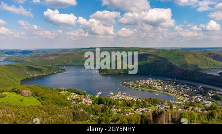 Lac de Rursee, un réservoir, le village de Woffelsbach, terrain de ...