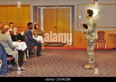 Le lieutenant-colonel Sheila Coker, Fort McCoy vice-commandant de ...