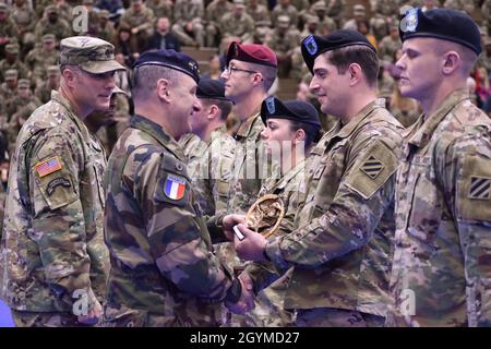 Bang.Le général Hubert Cottereau (à gauche), commandant général adjoint ...