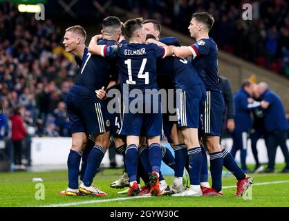 Scott McTominay (à gauche), en Écosse, célèbre avec son coéquipier ...
