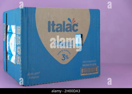 Boîtes de lait entier en emballage commercial à vendre dans les ...