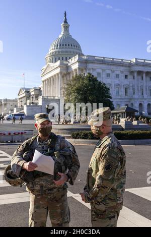 Le major général James Mingus (à gauche), la 82nd Airborne Division ...