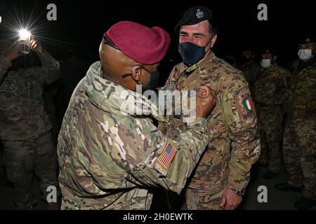 Armée des États-Unis Lt. Colonel Kitefre K. Oboho, commandant sortant ...