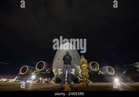 ÉTATS-UNIS Des aviateurs du 945th Aircraft Maintenance Squadron ...
