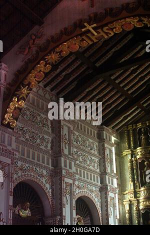 Intérieur de la mission San Ignacio de Velasco, missions jésuites de ...