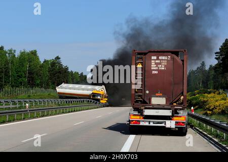 camion-citerne en feu, camion-citerne, route, catastrophe, pollution ...