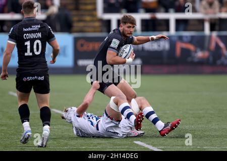 Bristol Bears Fitz Harding (C) affronte les Saracens Andy Christie lors ...