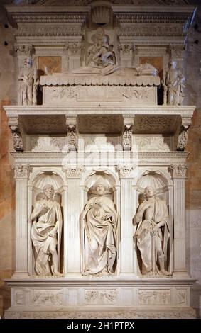 Autel de Saint Regulus dans la cathédrale de Lucques. Toscane, Italie ...