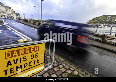 Tempête Aurora à Fecamp (76) le 21 octobre 2021.Photographe prenant des ...