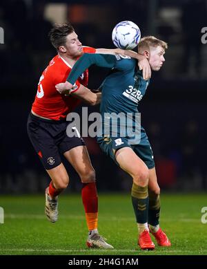 Reece Burke de Luton Town (à gauche) et Callum Doyle de Coventry City ...