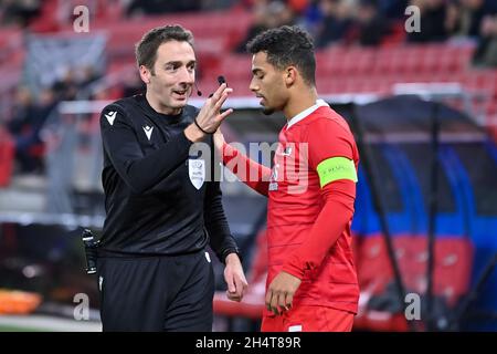 ALKMAAR, PAYS-BAS - NOVEMBRE 4 : arbitre Alain Durieux lors du match de ...