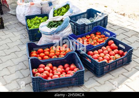 Marché alimentaire dans le centre d'Esilova, Turquie.Des fruits et ...