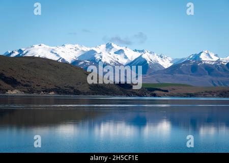 Les Alpes du Sud enneigées se reflètent dans le lac Tekapo, dans le ...