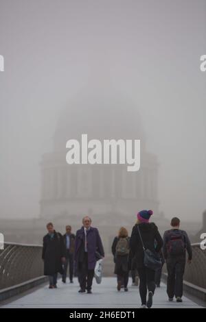 Ce matin, des sites touristiques de Londres ont été couverts de ...