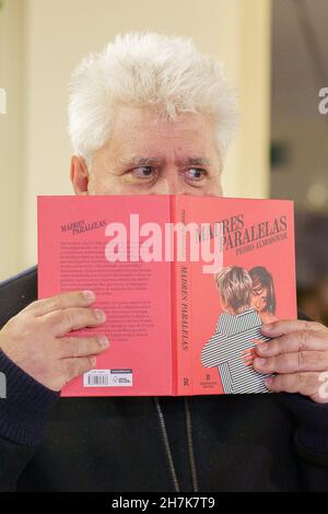 Présentation du livre par le réalisateur espagnol Pedro Almodovar ¨El ...