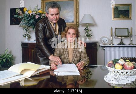 Les militants anti-nazis Serge et Beate Klarsfeld posant avec leurs ...