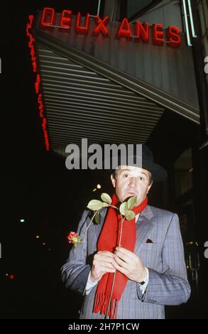 Jacques Mailhot devant le Théâtre des deux Ânes à Paris, qu'il dirige ...