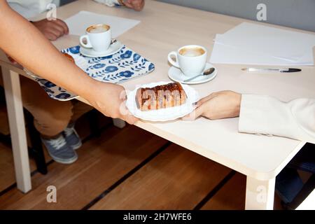 La serveuse livrant le petit déjeuner. Les gens prenant le petit ...