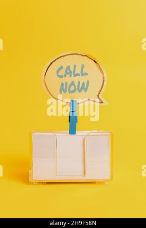 Légende conceptuelle appelez maintenant, Word pour contacter ...