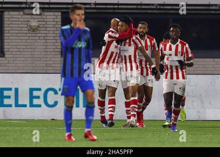 OSS, PAYS-BAS - DÉCEMBRE 10 : Kay Tejan de TOP OSS célébrant son but ...