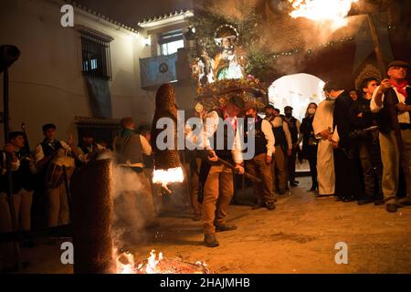 On voit des villageois allumer une torche sur un feu de joie à l ...