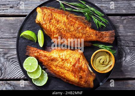 Deux sébaste frit de l'Atlantique sur une assiette avec des tranches de ...