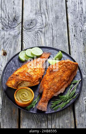 Deux sébaste frit de l'Atlantique sur une assiette avec des tranches de ...