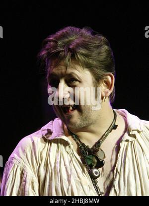 Shane MacGowan se produit sur scène avec Jools Holland lors du ...