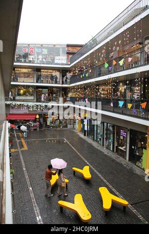 Centre commercial Ssamzigil sur Insadong-gil ou Insadong Street dans le ...
