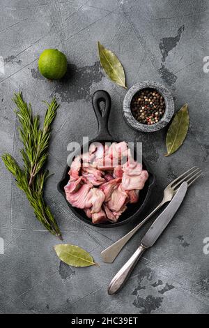 Ensemble d'estomac de poulet cru, sur fond de table en pierre blanche ...