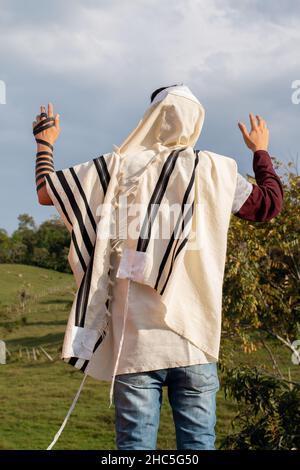Un juif portant Tait et Tefillin pendant les prières de Shacharit ...
