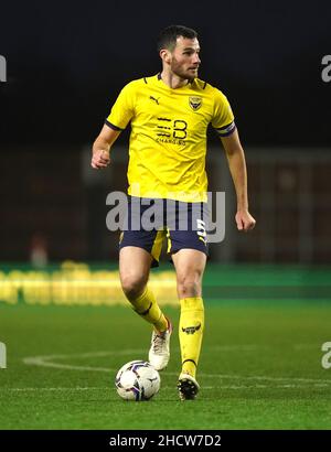 Elliott Moore d'Oxford United lors du match de la Carabao Cup au Kassam ...