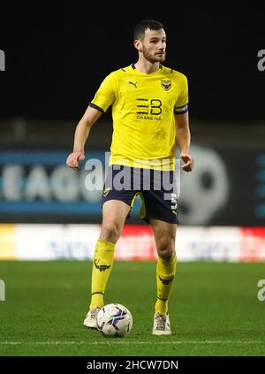 Elliott Moore d'Oxford United lors du match de la Carabao Cup au Kassam ...