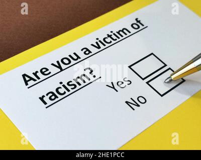 Une personne répond à une question sur le racisme. Il pense à la ...