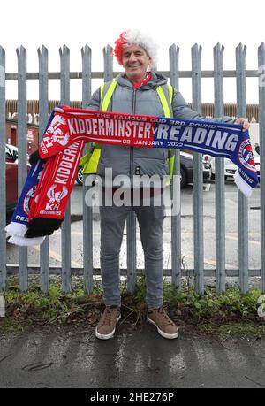 Un vendeur de foulard à l'extérieur du sol avant le troisième match de ...