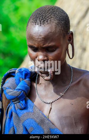Femme Mursi, les populations tribales dans Shambel, Mago Parc National ...