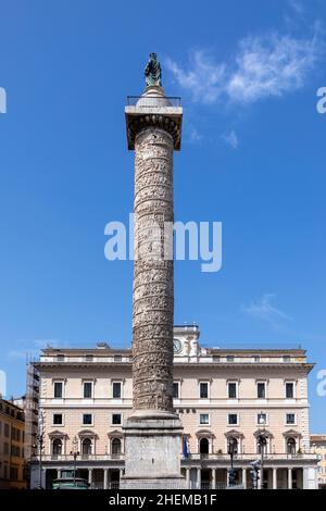 Colonne Marcus Aurelias à Rome à la fontaine carrée de la place de la ...