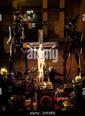 L'artiste Giles Walker met la touche finale à son installation 'Monster ...