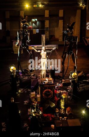 L'artiste Giles Walker met la touche finale à son installation 'Monster ...