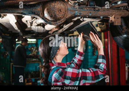 Le mécanicien de l'atelier de réparation automobile effectue une ...