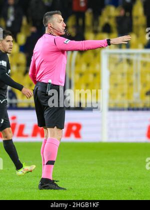 ISTANBUL - Referee Huseyin Gocek pendant le match turc Super LIG entre ...