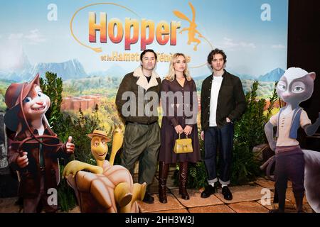 Acteurs Thomas Solivérès, Nicolas Maury et actrice Chloé Jouannet à la ...