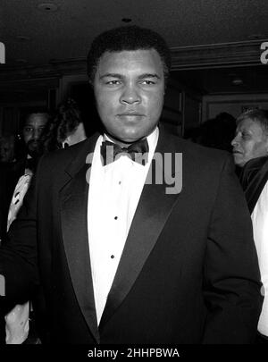 Muhammad Ali assiste à un événement caritatif vers 1983 crédit: Ron ...