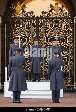 Le duc de Kent (au centre) voit la cérémonie de la relève de la garde ...