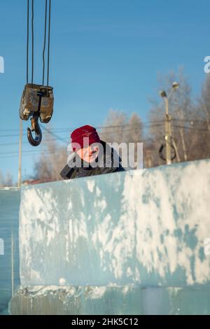 Portrait d'un travailleur de l'assembleur dans une veste avec une ...