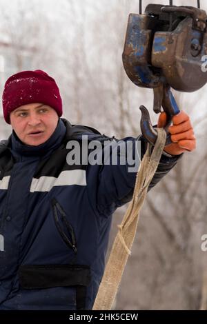 Portrait d'un travailleur de l'assembleur dans une veste avec une ...