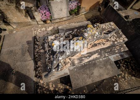 Sculpture de femme déchirée, Tomàs Vila, tombe de la famille Garau de ...